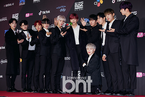 [bnt포토s] '생일축하해요' 강다니엘 'MC배 센스가 만들어낸 기억에 남을 생파' | bnt뉴스