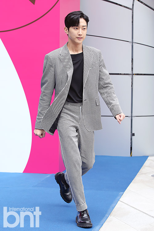 [bnt포토] 진영, 쌀쌀한 날씨에 앙증맞은 두 주먹 | bnt뉴스