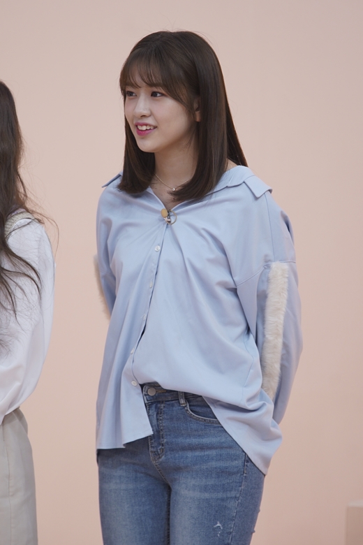 정형돈과 사진 찍은 중1 안유진, 식당 등신대와 한 컷 찰칵 | bnt뉴스