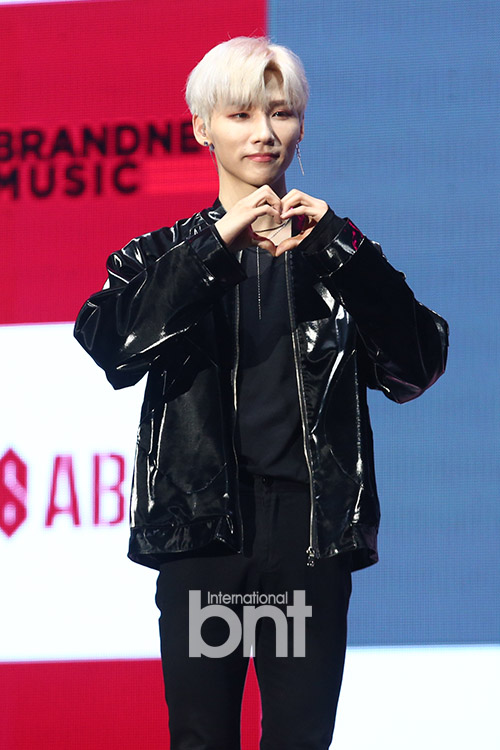 [bnt포토] AB6IX 전웅 '여심 흔드는 하트' | bnt뉴스