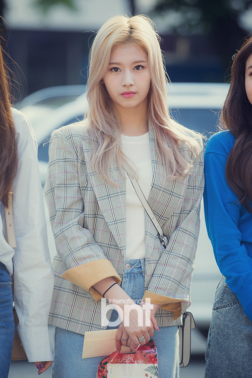 [bnt포토] 트와이스 사나 '힘내요' | bnt뉴스