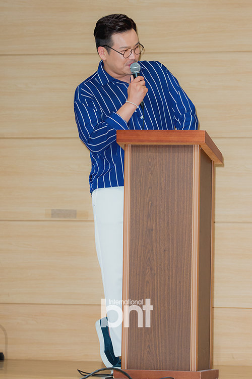 [bnt포토] MC딩동 '스트라이프 셔츠엔 역시 화이트 팬츠' | bnt뉴스