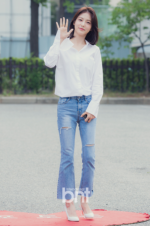 [bnt포토+] '신고합니다' 신예은-최보민 '뮤직뱅크 출근길 나선 새 MC' | bnt뉴스