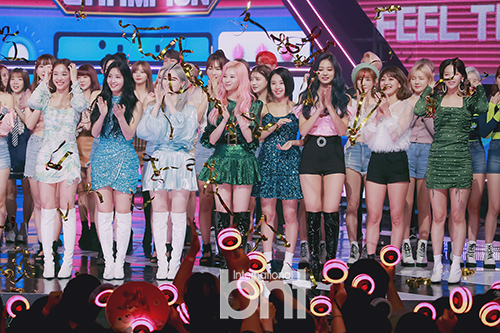 [bnt포토] 트와이스 '1위 기분은 언제나 feel special' | bnt뉴스