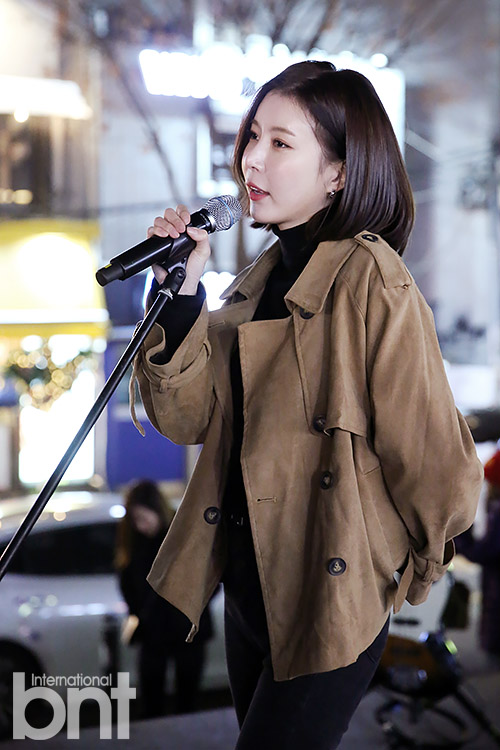 [bnt포토] 이지인, 감미롭게 마무리하는 홍대 버스킹 | bnt뉴스