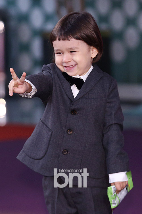 [bnt포토] 윌리엄 '개구쟁이 브이~' | bnt뉴스