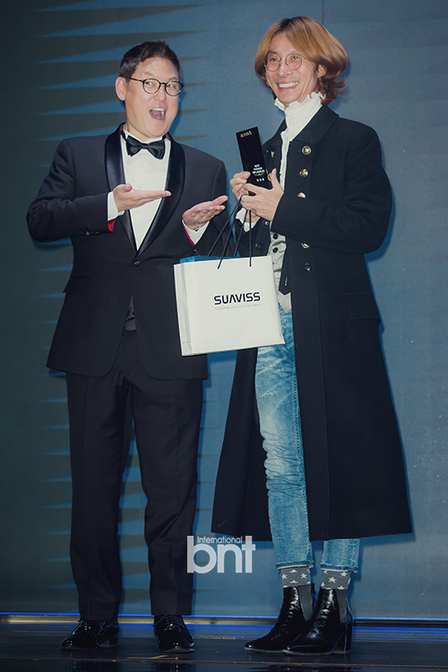 [bnt포토] '베스트 패션인플루언서 상 받고 기념사진 찍는 김성일'(한국방송진행자의밤) | bnt뉴스