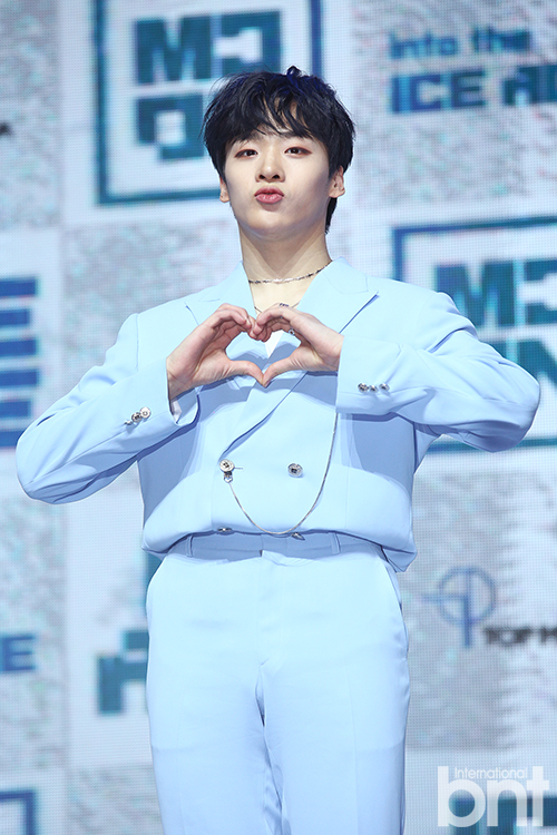 [bnt포토] MCND 캐슬제이 '맏형의 심쿵 하트' | bnt뉴스