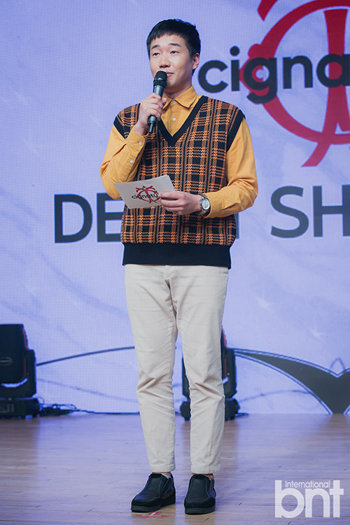 [bnt포토] MC준 '시그니처 데뷔쇼케이스 진행 맡았어요' | bnt뉴스