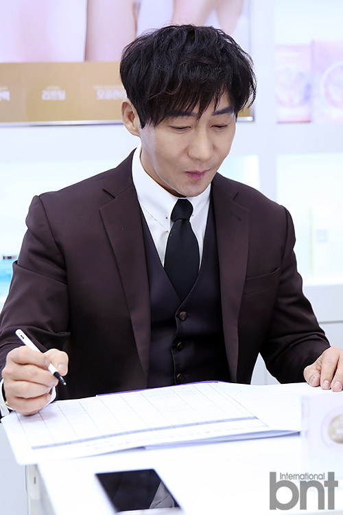 [bnt포토] BBNV 우인식 대표, 심사는 꼼꼼하게~ (스타뷰티크리에이터어워즈) | bnt뉴스