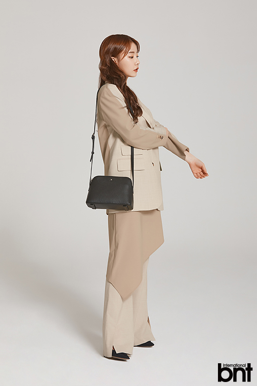 [화보] 제플 정호정, ‘XOXO’ 백과 함께 시크한 화보컷 공개 | bnt뉴스