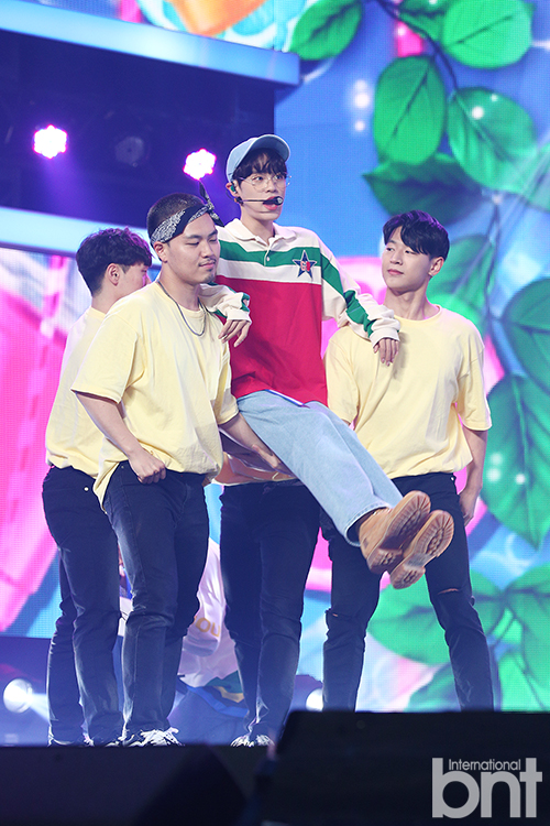 [bnt포토] AB6IX 이대휘 '그네를 타볼까~' | bnt뉴스