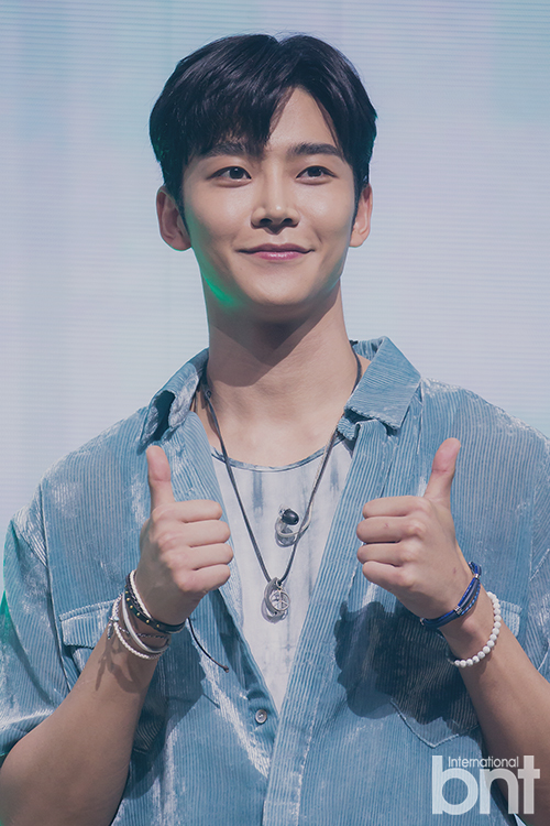 [bnt포토] SF9 로운 '쌍따봉을 부르는 잘생김' | bnt뉴스