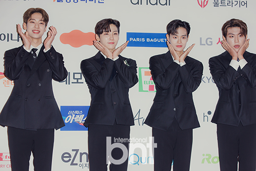 [bnt포토] AB6IX 김동현-전웅-이대휘-박우진 '박수치는 1인, 꽃받침하는 3인' | bnt뉴스