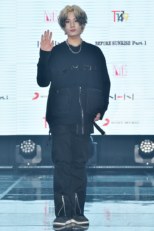 [포토] T1419 시안 '풋풋한 손인사' | bnt뉴스