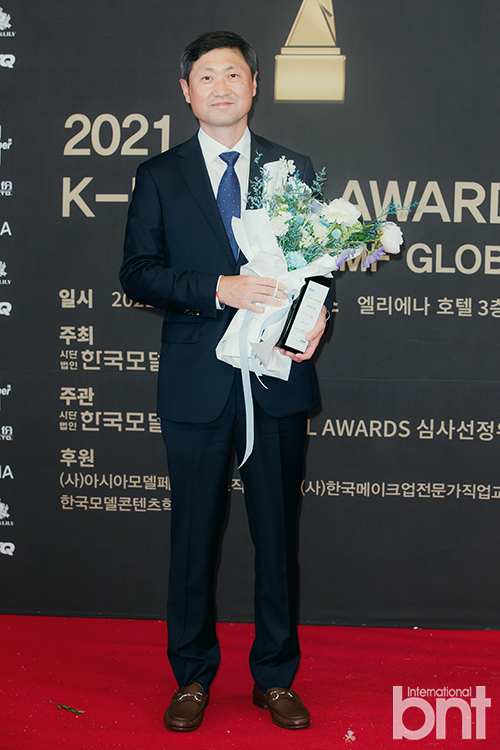 [bnt포토] '2021 K-MODEL AWARDS with AMF GLOBAL'에서 기념촬영하는 휴먼코스메틱 이홍구 대표 ...