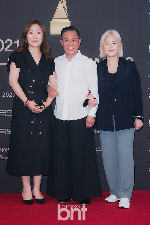 [bnt포토] '2021 K-MODEL AWARDS with AMF GLOBAL'에서 기념촬영하는 이선하-오민-최진 | bnt뉴스