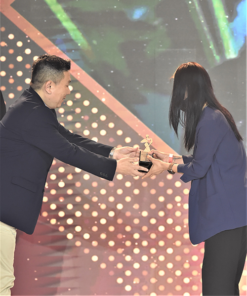 [포토] '2021 K-MODEL AWARDS with AMF GLOBAL'에서 시상하는 김정권 대표 | bnt뉴스