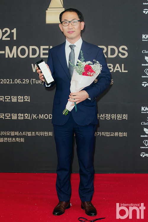 [bnt포토] '2021 K-MODEL AWARDS with AMF GLOBAL'에서 기념촬영하는 BNH코스메틱 김일훈 이사 ...