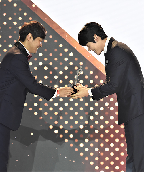 [포토] '2021 K-MODEL AWARDS with AMF GLOBAL'에서 시수상하는 김홍민 대표-박태환 | bnt뉴스