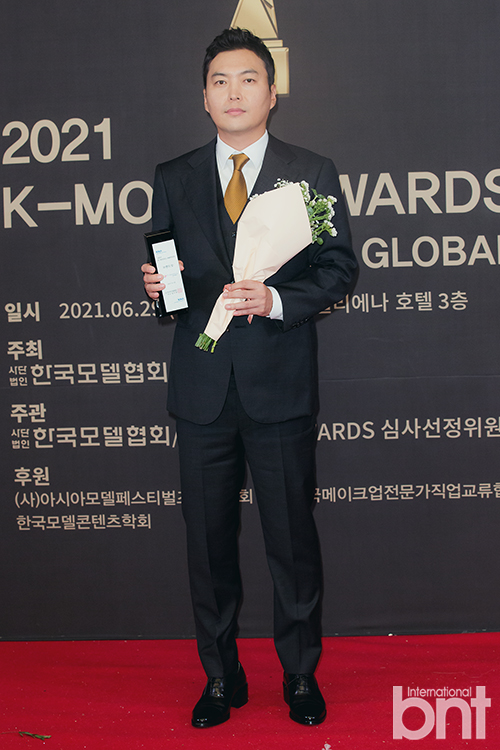 [bnt포토] '2021 K-MODEL AWARDS with AMF GLOBAL'에서 기념촬영하는 아이티앤코 이강호 대표 | bnt뉴스