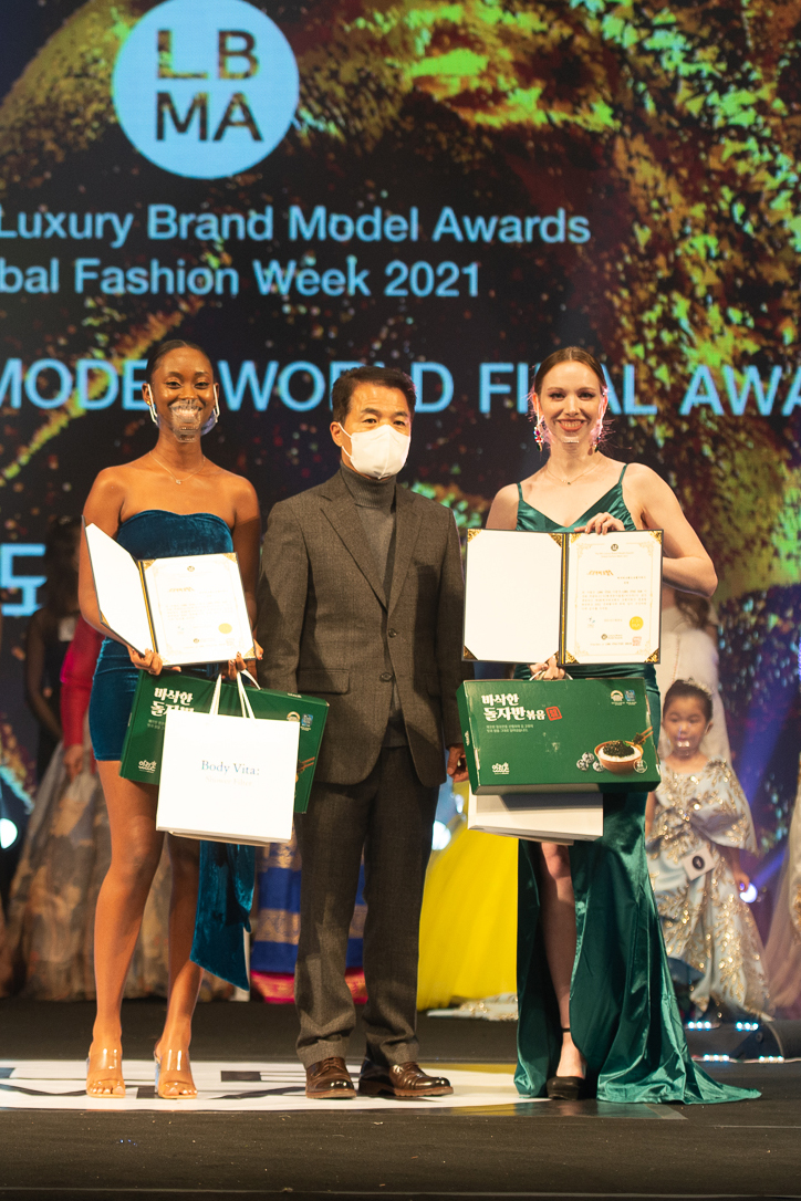 [포토] 기념촬영하는 모모커피 모델상 Aline Umutoni-Athalane Perrot(럭셔리브랜드 모델어워즈 글로벌패션위크 ...