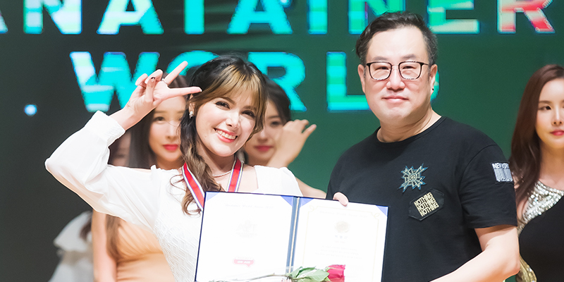 [bnt포토] '기념촬영하는 SNS상 사할레'(아나테이너월드 선발대회) | bnt뉴스