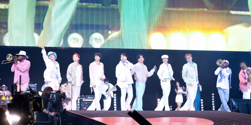 디즈니+, BTS LA콘 라이브 필름 대박났다... 시청자 성원에 미공개 스틸 대방출! | bnt뉴스