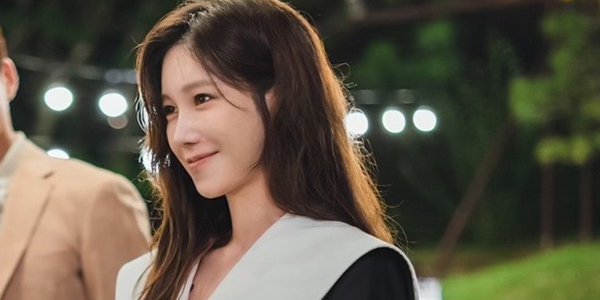 tvN ‘레이디’ 이지아, 품격 있는 자태 담은 스틸 공개! | bnt뉴스