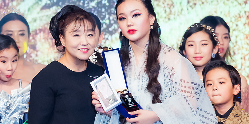 [bnt포토] '기념촬영하는 LBMA STAR 테리안 이사-글로벌오디션 1위 신제나'(럭셔리브랜드 모델어워즈) | bnt뉴스