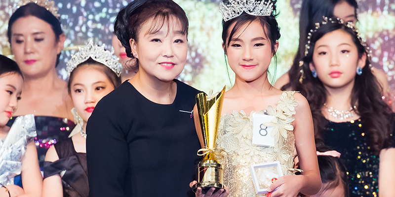 [bnt포토] '기념촬영하는 LBMA STAR 테리안 이사-패션모델부문 3위 핏싯타 루에웡워락쿨'(럭셔리브랜드 모델어워즈) | bnt뉴스