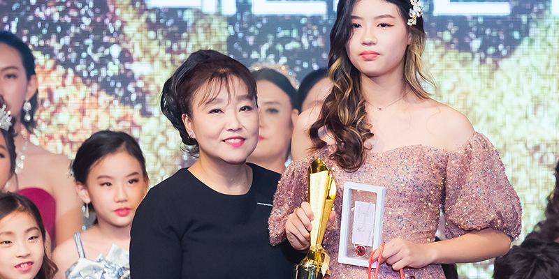 [bnt포토] '기념촬영하는 LBMA STAR 테리안 이사-패션모델부문 2위 박예원'(럭셔리브랜드 모델어워즈) | bnt뉴스