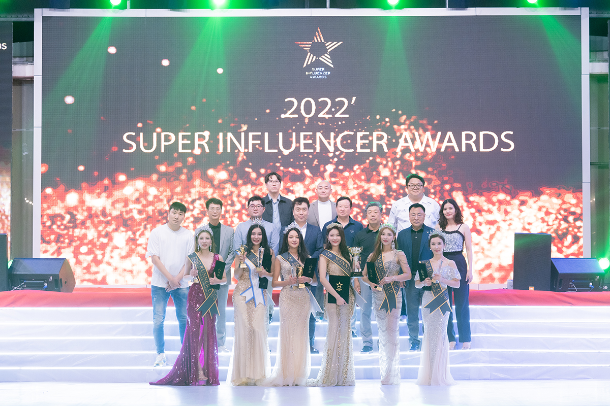 [포토] 본상수상자들과 기념촬영하는 HPT COREA 관계자들(슈퍼인플루언서어워즈) | bnt뉴스