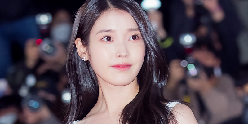 [bnt포토] 아이유 '손끝으로 전하는 진심'(청룡영화상_ | bnt뉴스