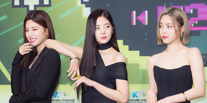 [bnt포토] '쑥스러운 예지vs위풍당당 리아-류진'(가요대축제) | bnt뉴스