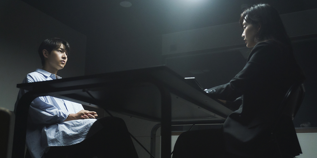 ‘재벌집 막내아들’ 송중기x신현빈, 취조실에서 날카로운 대치 | bnt뉴스