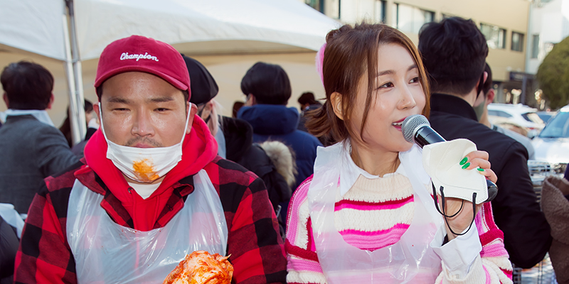 [bnt포토] MC딩동-두리 '은근 커플룩 느낌'(사랑의 김치나누기 행사) | bnt뉴스