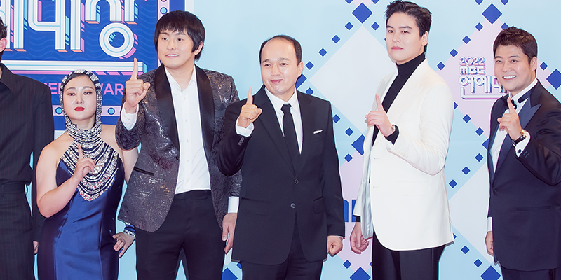 [bnt포토] '베스트 커플상'에 선정된 '팜유라인' 박나래-이장우-전현무, 그리고 나 혼자 사는 기안84와 김광규(mbc연예대상)) | bnt뉴스