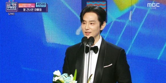 권율, ‘2022 MBC 방송연예대상’ 베스트 엔터테이너상 수상! | bnt뉴스