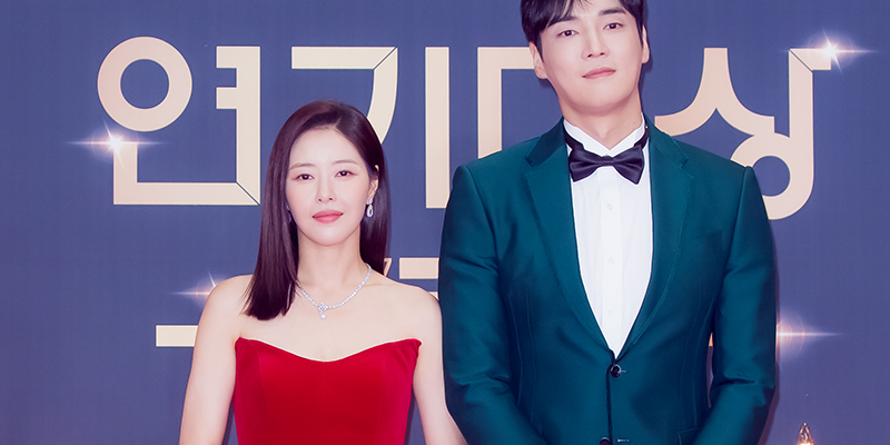 [bnt포토] 박하나-강지섭 '조금 늦었지만, 그래도 시선끄는 크리스마스 커플룩'(KBS연기대상) | bnt뉴스