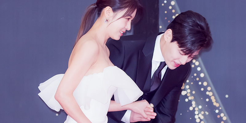 [bnt포토] 하지원 에스코트하는 강하늘 '역시 미담제조기'(KBS연기대상) | bnt뉴스