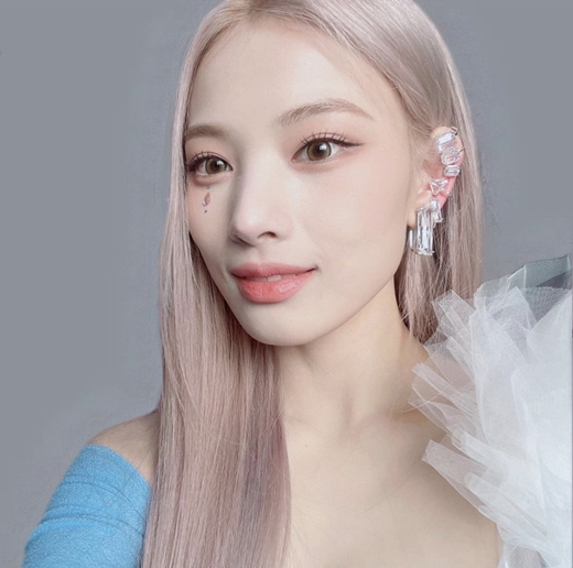 완벽한 능력치 밸런스의 일곱 소녀들, JYP 새 걸그룹 ‘NMIXX’의 MZ 메이크업 | bnt뉴스