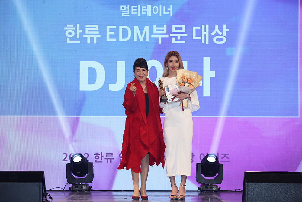 [포토] '한류인플루언서대상어워즈' 한류EDM 부문 대상 수상 후 기념촬영하는 DJ이나 | bnt뉴스
