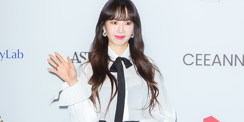 [bnt포토] 한소영 '산뜻한 손인사'(CEEANN 컬렉션) | bnt뉴스