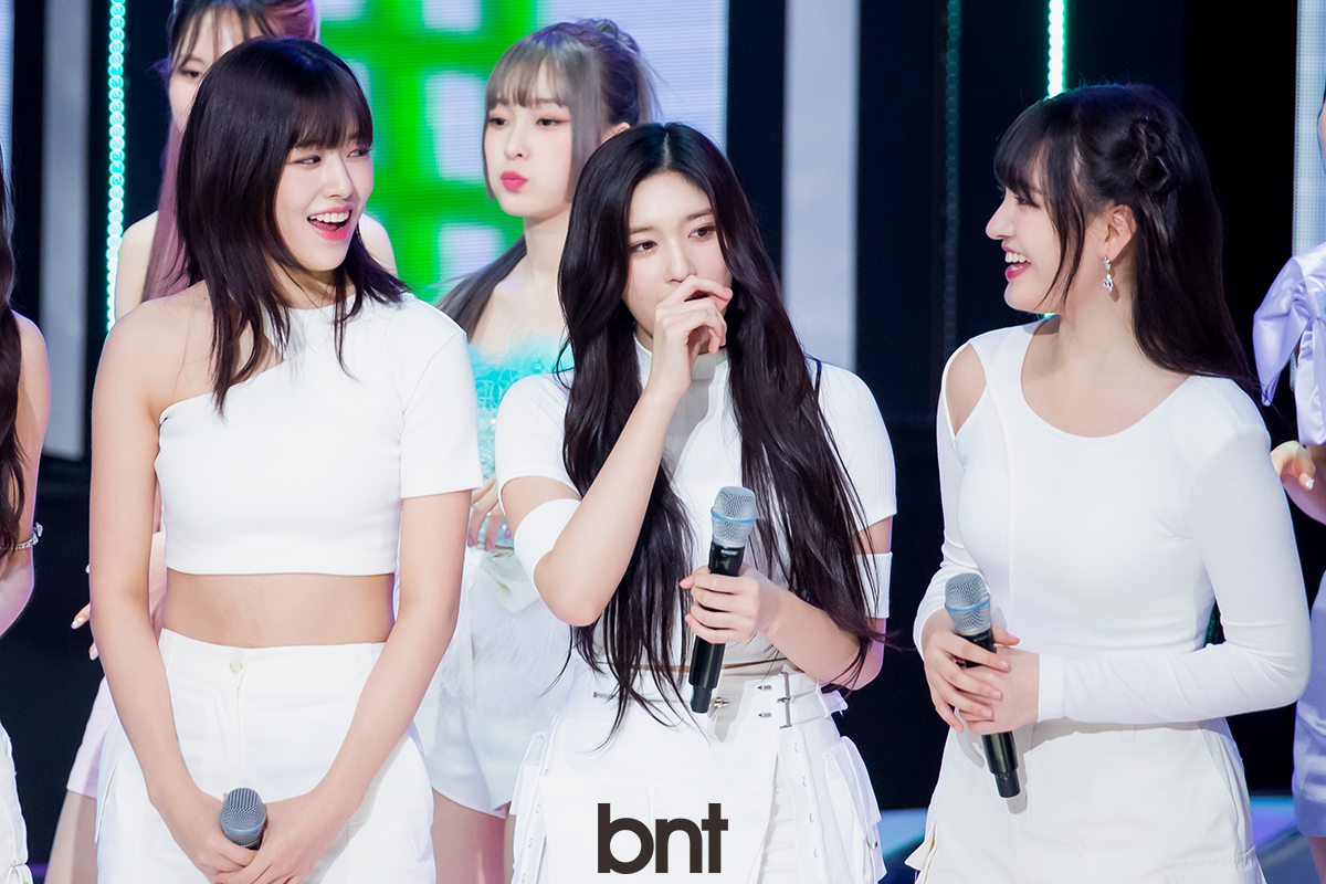 [bnt포토] 아이브 안유진-리즈 '뭔지 모르겠지만, 뭔가 통한 눈빛' | bnt뉴스