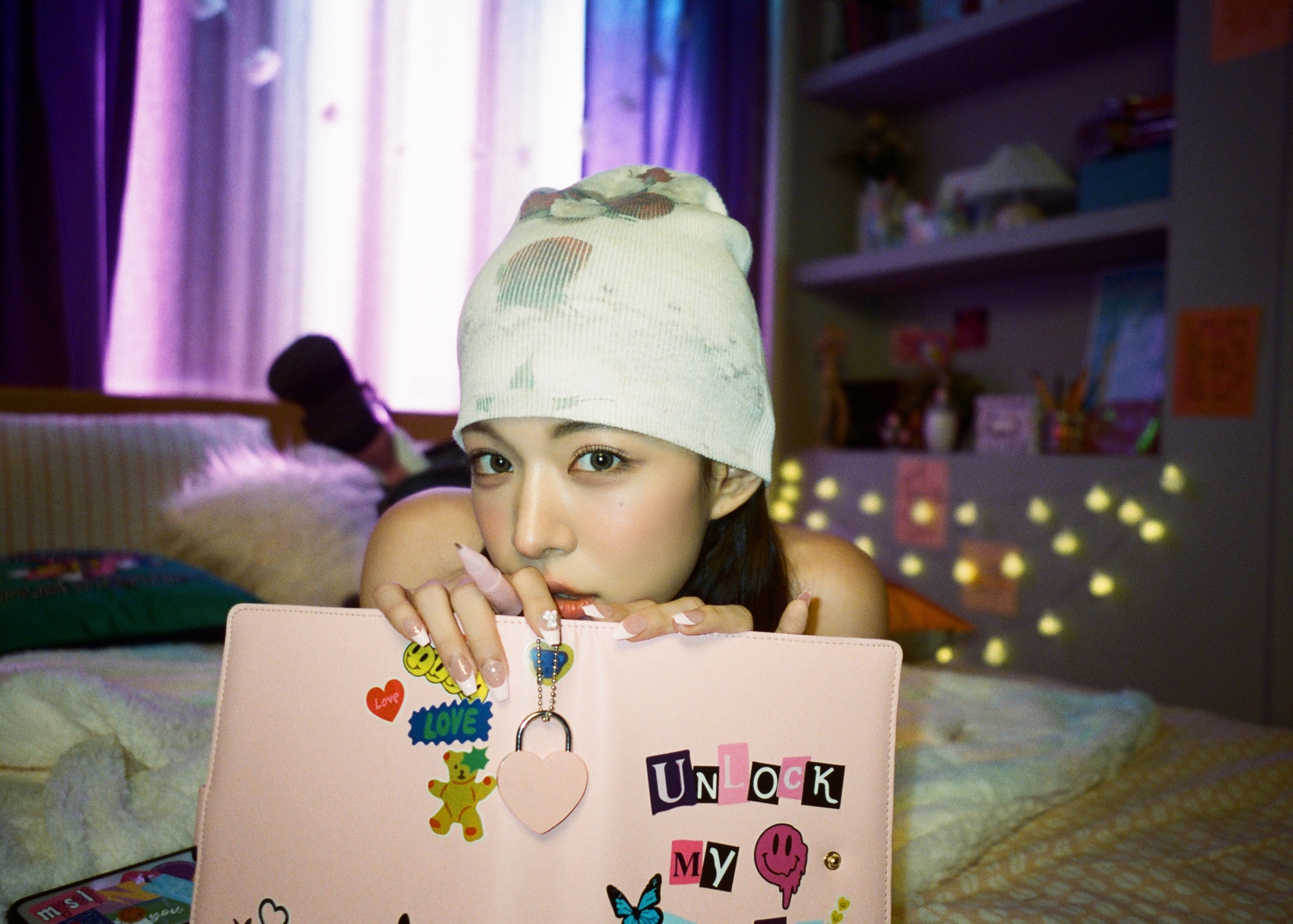 프로미스나인, 정규 1집 ‘Unlock My World’ 첫 오피셜 포토 공개 | bnt뉴스