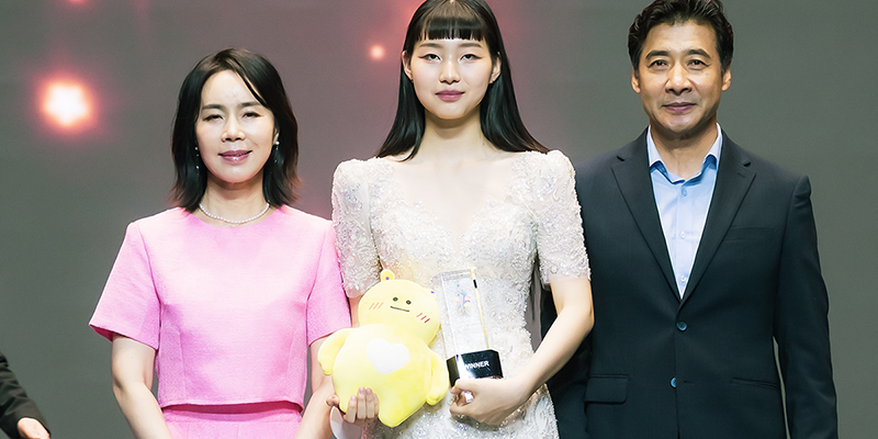 [bnt포토] '기념촬영하는 위너 최하은'(페이스 오브 코리아) | bnt뉴스