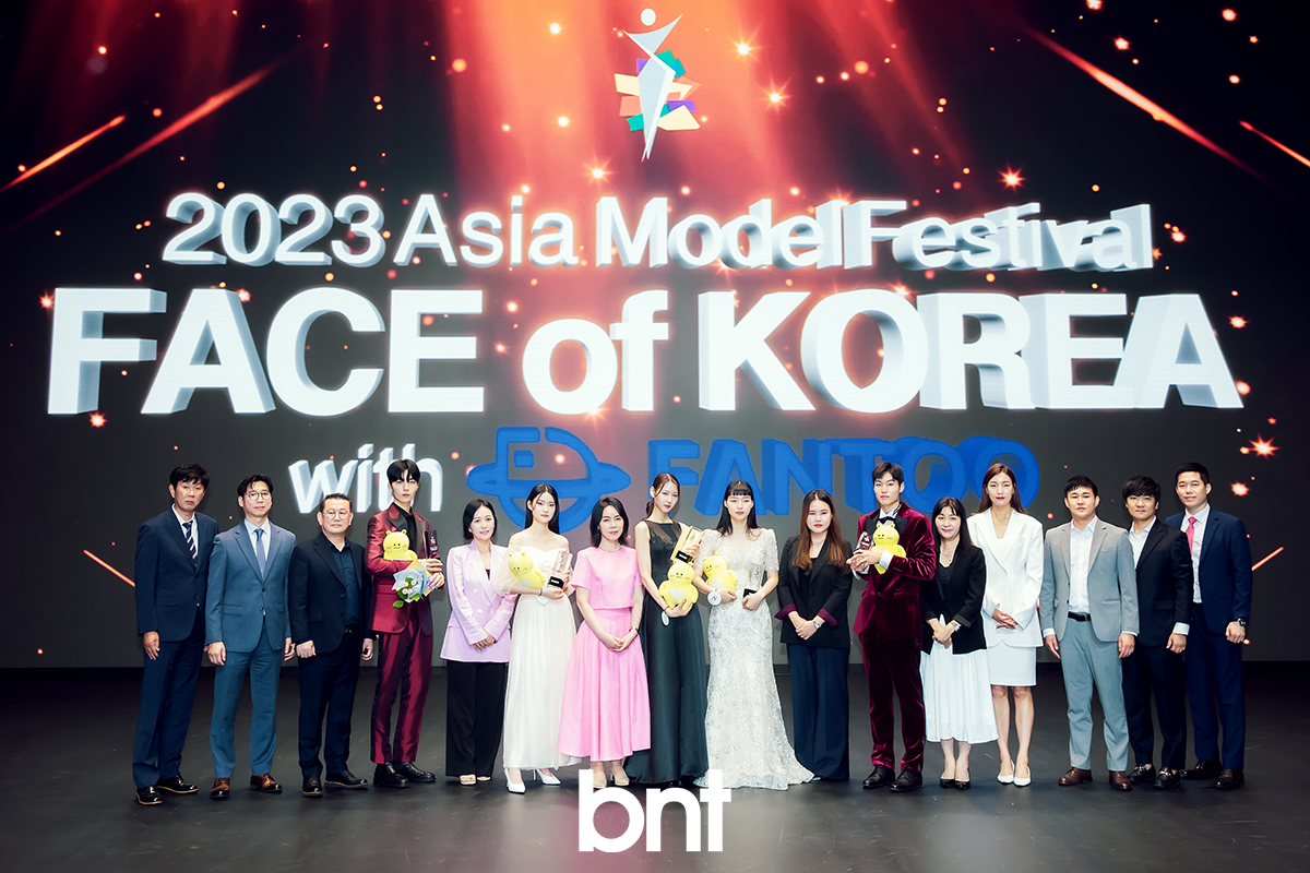[bnt포토] '위너들과 기념촬영하는 시상자들'(페이스 오브 코리아) | bnt뉴스