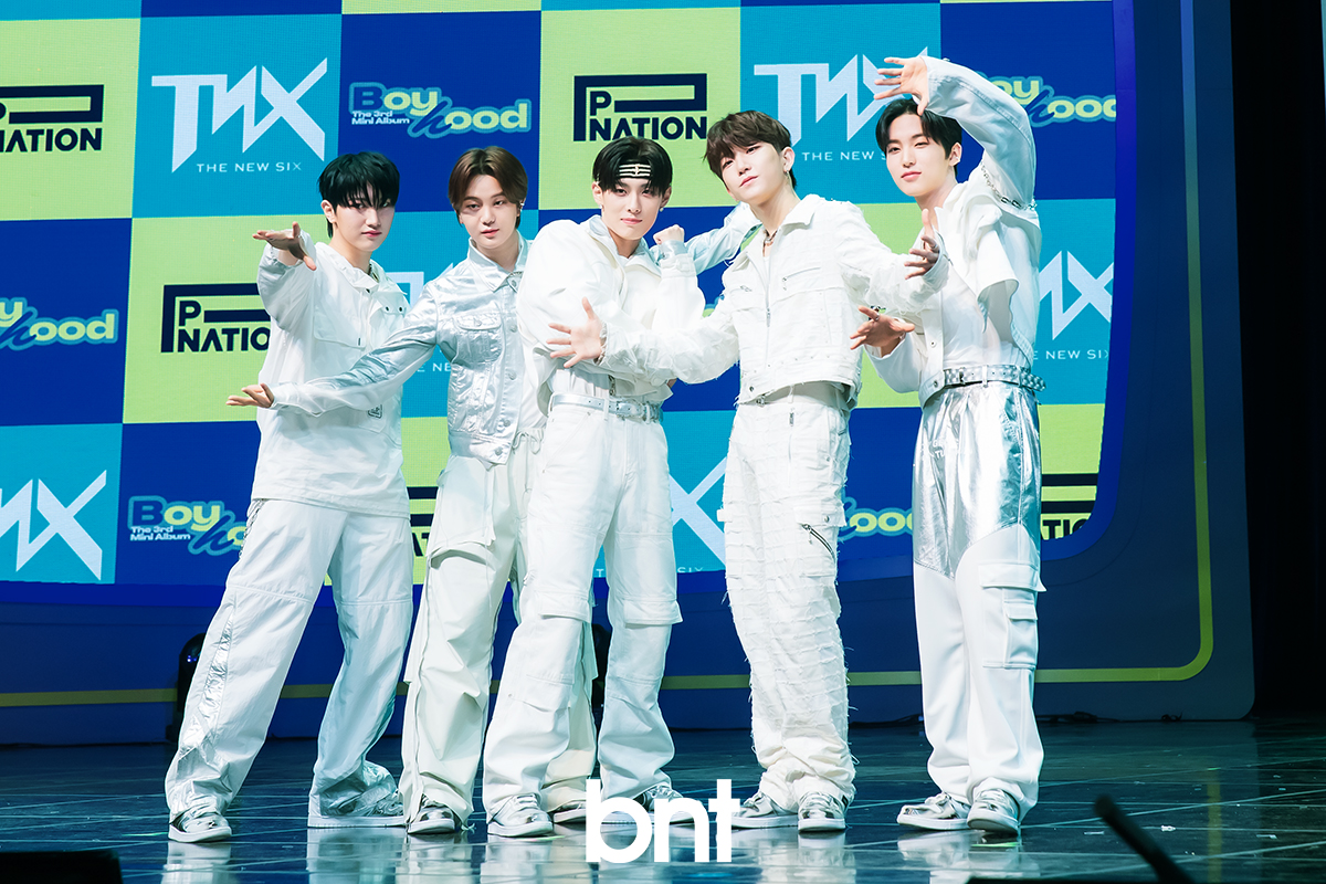 [bnt포토] 더뉴식스 '세기말 느낌 물씬' | bnt뉴스