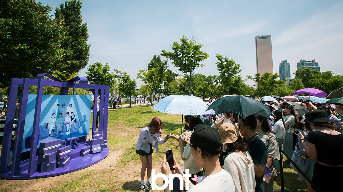 [bnt포토] '방탄 가족사진전 코너에서 기념촬영하는 관람객들'(2023 BTS FESTA) | bnt뉴스